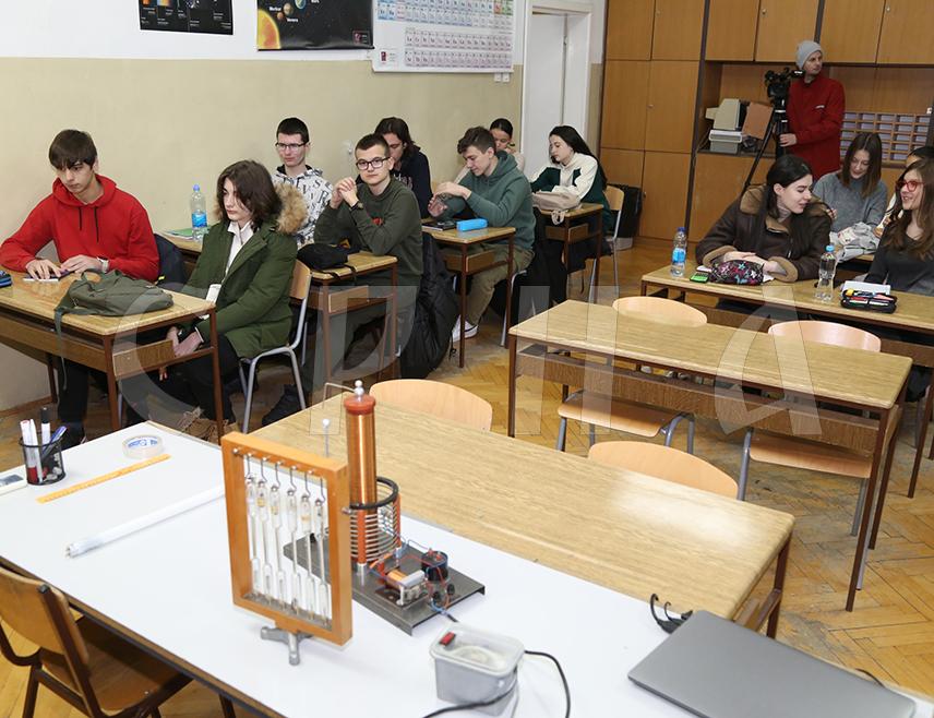 Srna ПОЧЕЛА ЗИМСКА ШКОЛА ФИЗИКЕ