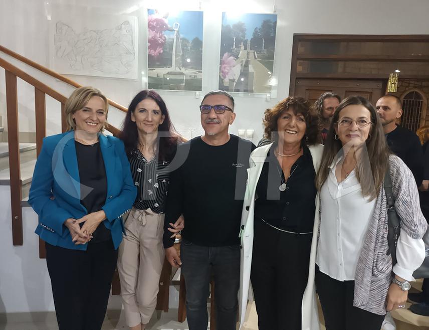 Srna ИЗЛОЖБА ТРЕБИЊСКИХ И ВОЈВОЂАНСКИХ УМЈЕТНИКА